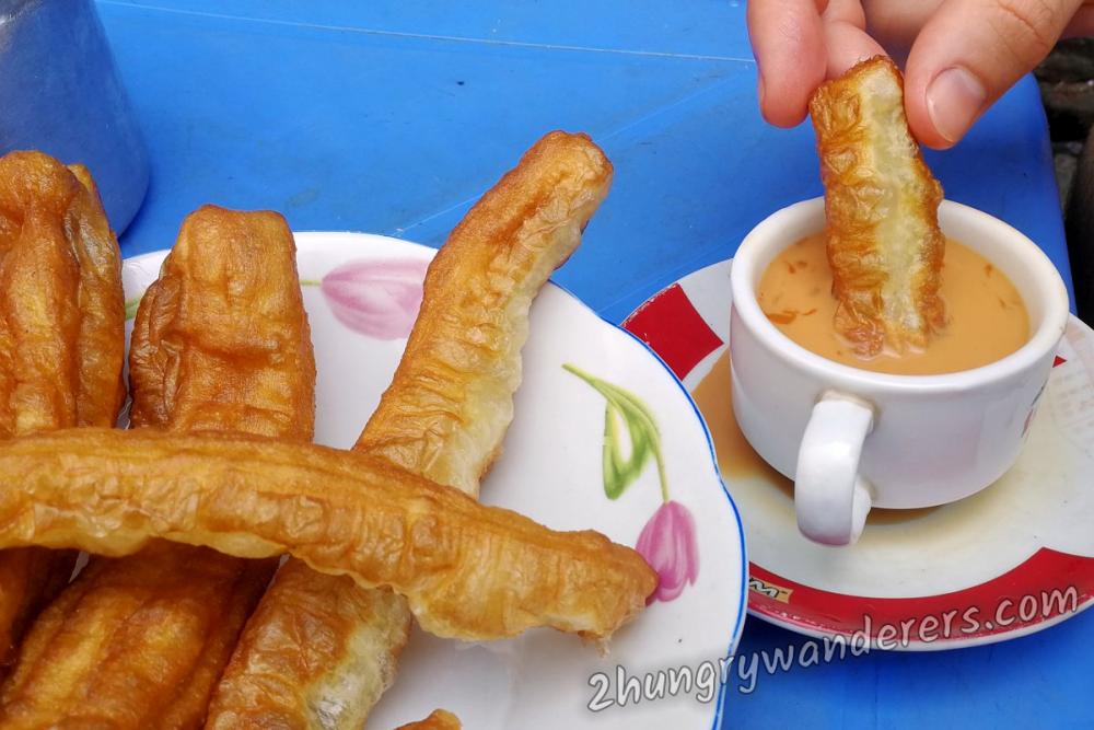 Tea house breakfast with sweet tea and Burmese donuts | 2 Hungry Wanderers